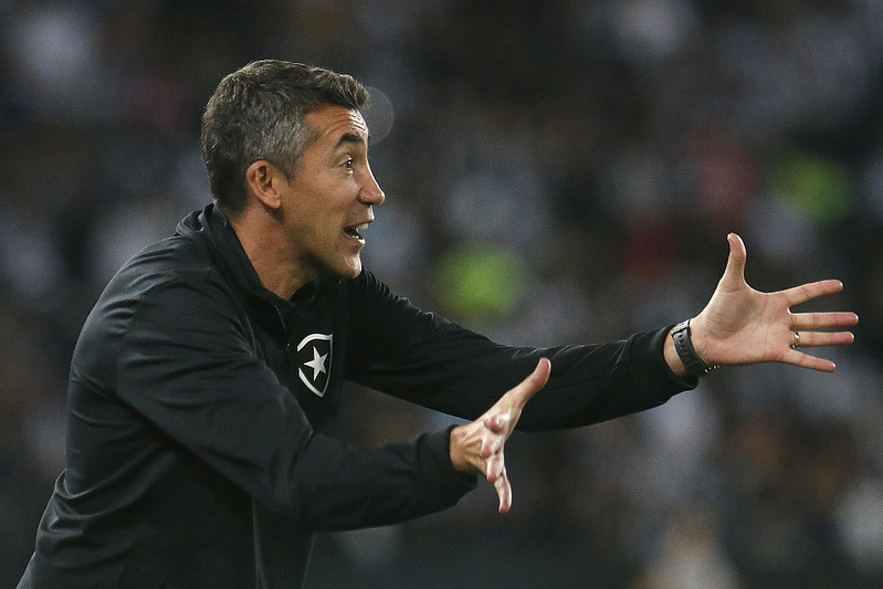 Bruno Lage, do Botafogo, explica comportamento 'frio' à beira do ...
