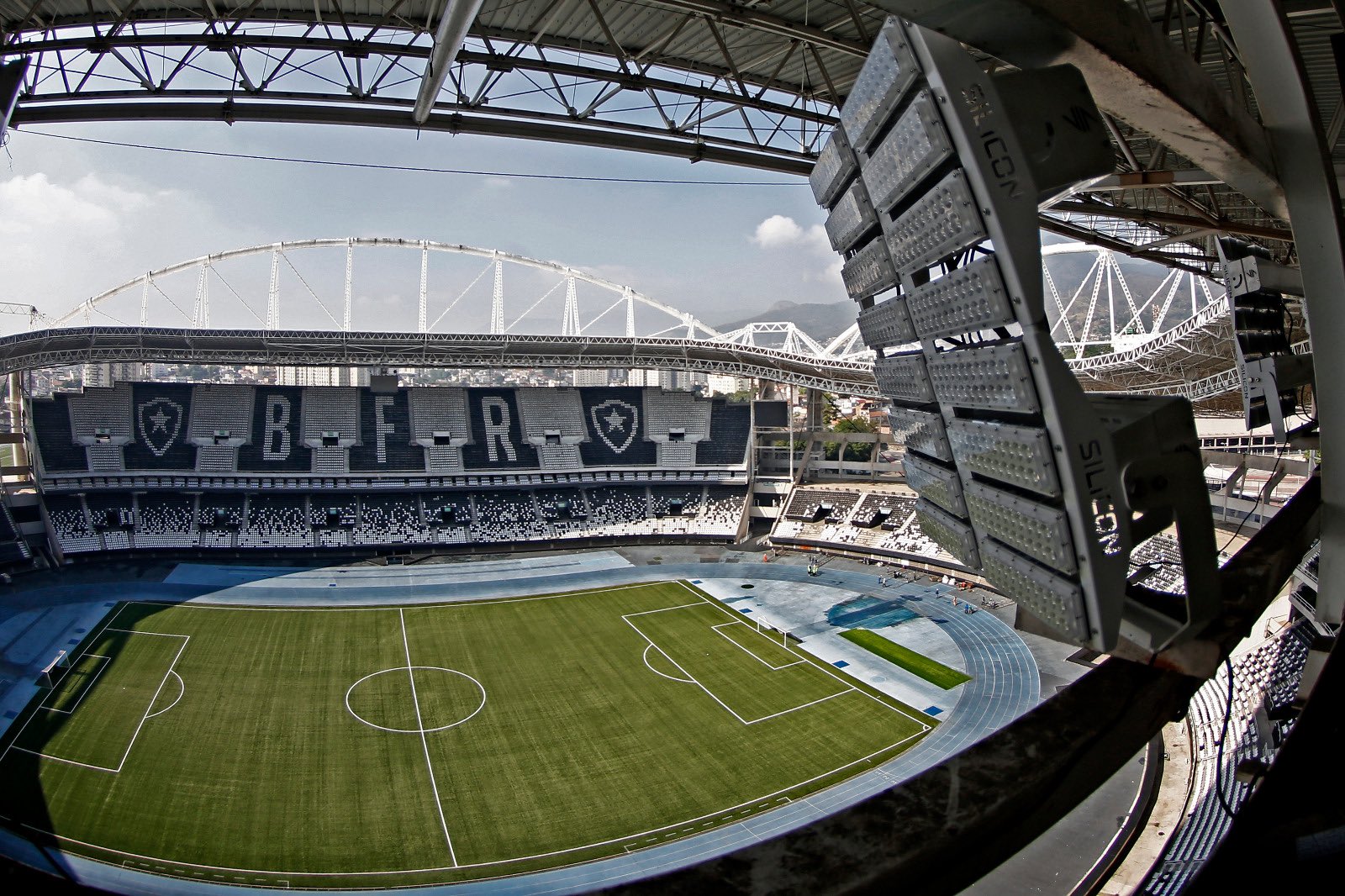 Botafogo avança em instalação de LED no Estádio Nilton Santos e prevê ...