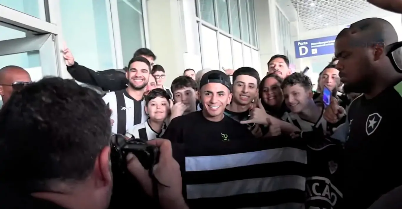 Nos braços da torcida, Thiago Almada desembarca no Rio para se ...