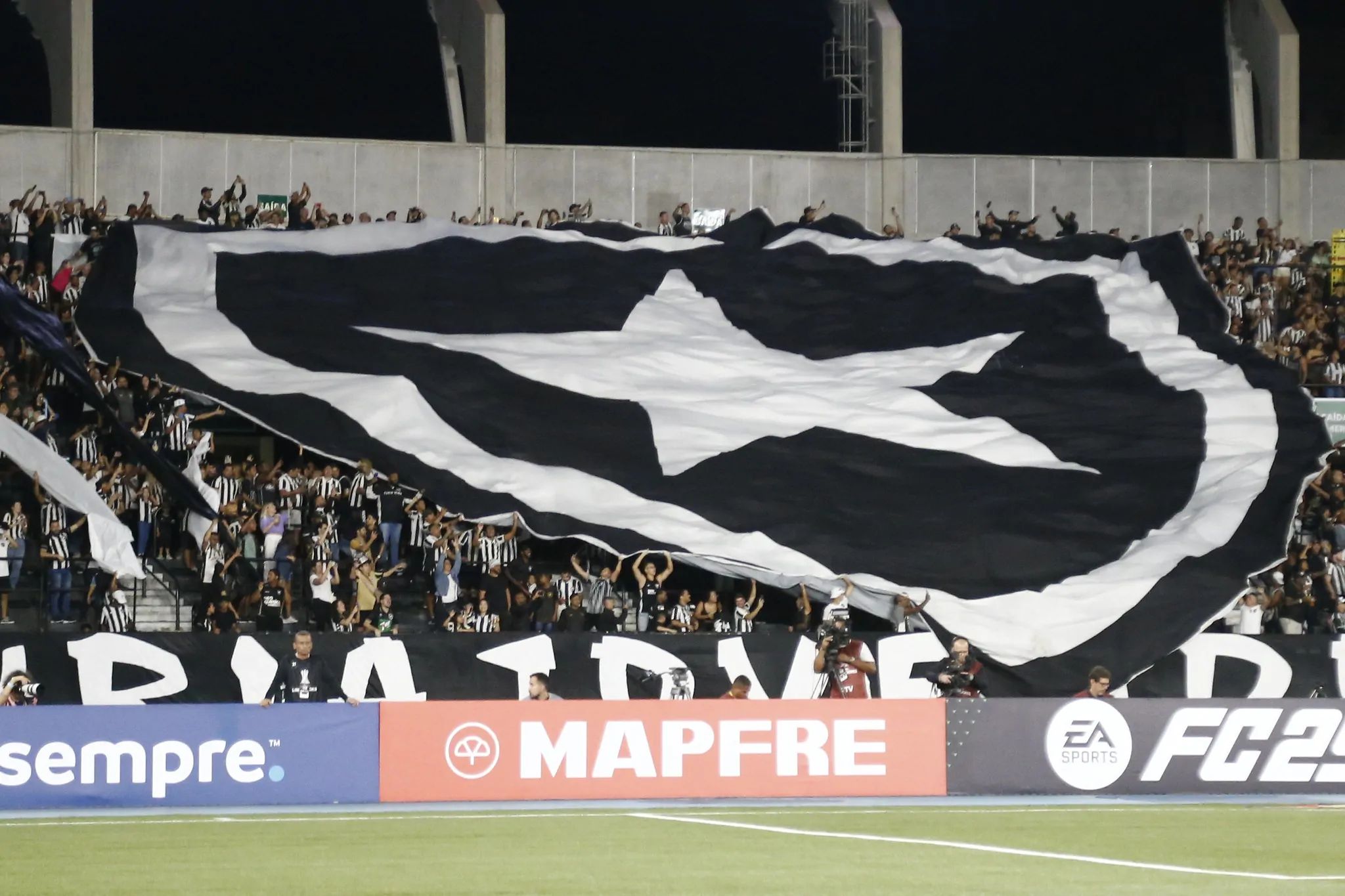 Torcida do Botafogo promove grande festa com temática egípcia para ...