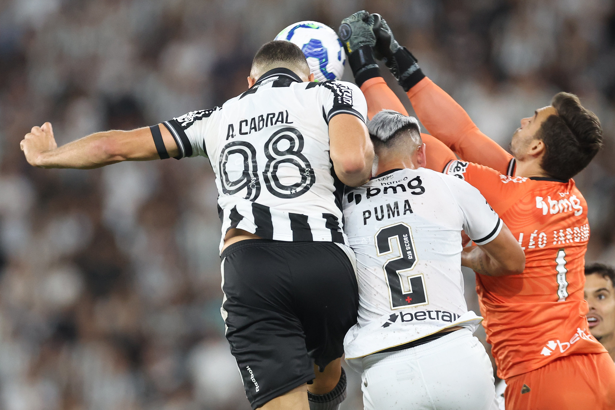 Botafogo enfrenta o Vasco com sete pendurados no clássico; veja lista ...
